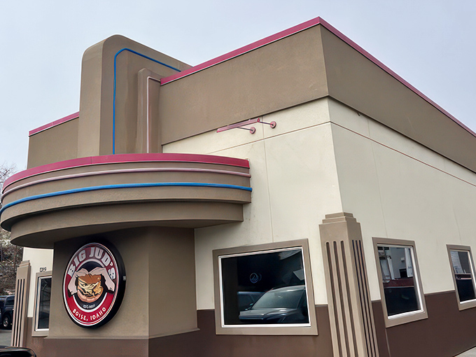 Burgers with a side of architectural flair! Big Jud's exterior is serving up Art Deco realness with a dash of mid-century charm.