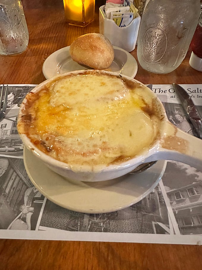 Soup-er hero to the rescue! This onion soup, with its cheesy cape, is here to save you from hunger and warm your soul.