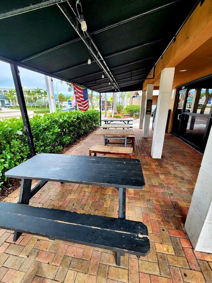 Al fresco pizza party, anyone? Steve's outdoor seating area is the perfect spot to enjoy a slice under the Florida sun.
