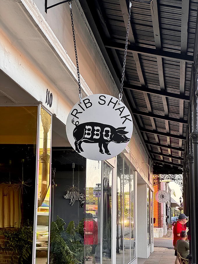 More than just a sign, it's a beacon of hope for the hungry! This logo promises porcine pleasures that'll make you squeal with delight.