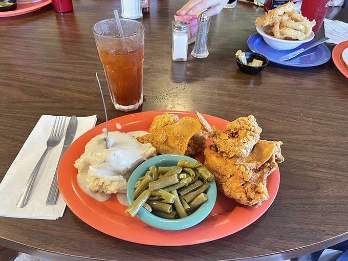 Fried chicken so crispy, it could wake the neighbors. Paired with green beans that grandma would approve of. Southern comfort, Missouri style!