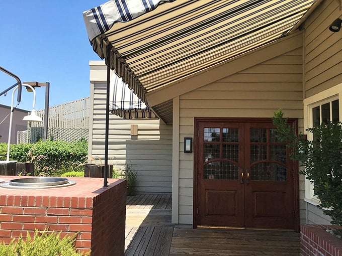 An entrance that says, "Come on in, the water's fine!" Even if the nearest ocean is hundreds of miles away.