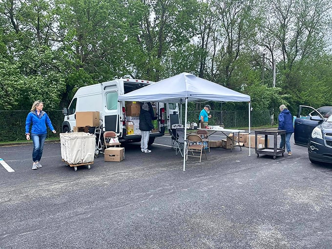 Thrift store tailgating, anyone? This outdoor setup proves that bargain hunting is a sport best enjoyed with friends and a healthy dose of fresh air.