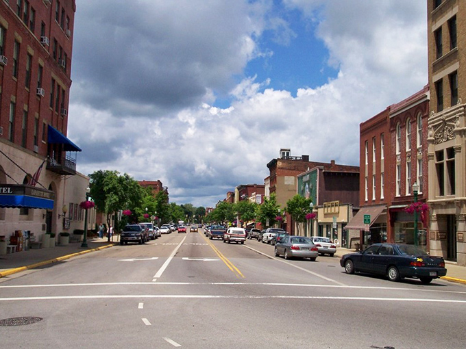 Main Street magic! This vista could be the opening shot of every small-town rom-com ever made. Cue the meet-cute in 3, 2, 1...