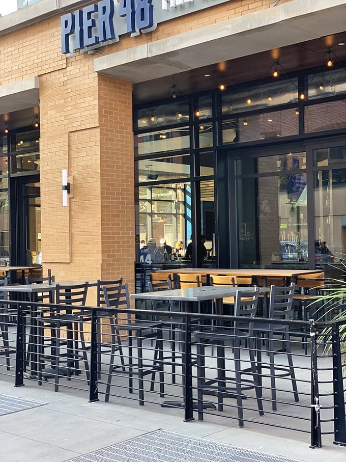 Al fresco dining that's fresher than a sea breeze. Who needs a beach when you've got Pier 48's patio?