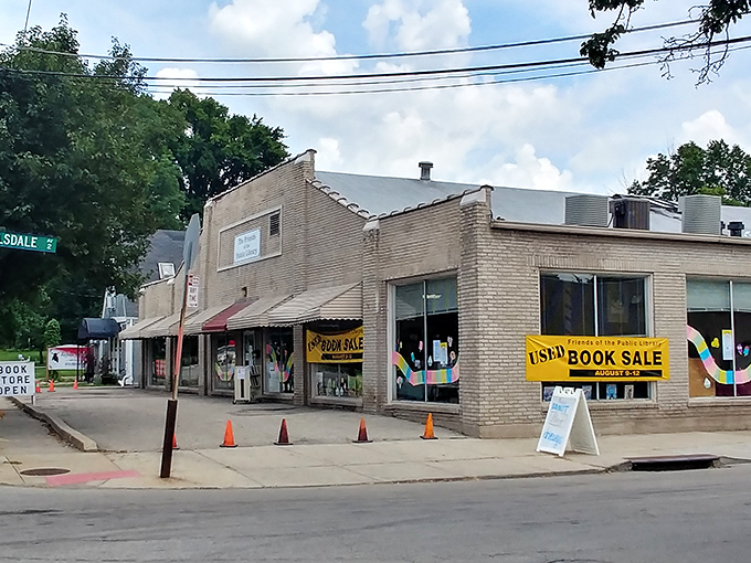 The exterior might not scream "bookstore", but that yellow banner is like a beacon for bibliophiles. Adventure awaits inside!