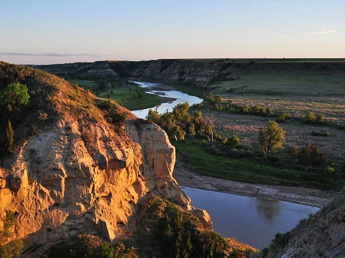 Sunset in the Badlands: Nature's own light show that puts Vegas to shame. No neon required &ndash; just Mother Nature flexing her artistic muscles.
