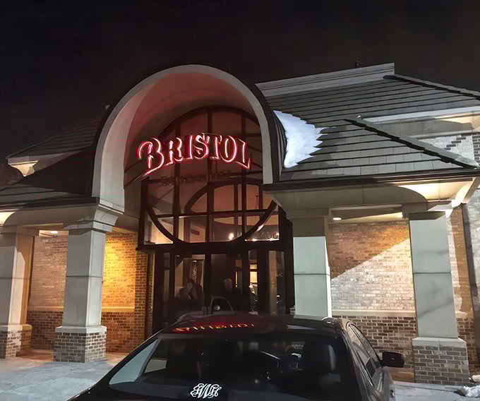 When the sun goes down, Bristol lights up! It's like a beacon of deliciousness calling all seafood lovers home.