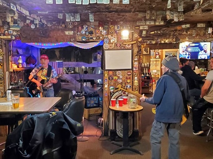 Live music that feeds the soul while you feed your face. It's dinner and a show, Middlegate style!