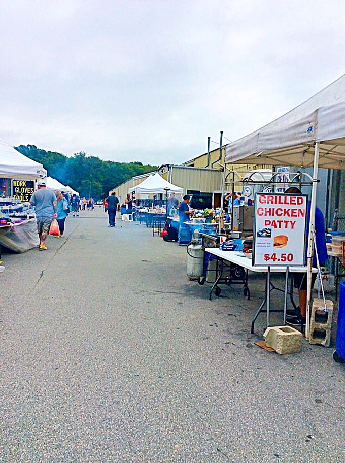 Flea market feast for the senses! From grilled chicken to hidden gems, the outdoor vendors offer a smorgasbord of surprises.