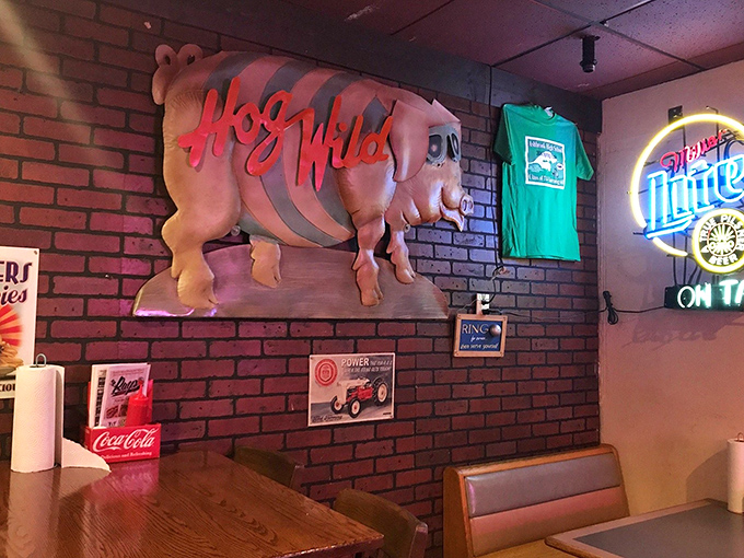 When pigs fly... onto the wall! This quirky decor perfectly captures Ray's blend of down-home charm and playful spirit. Oink if you love burgers!