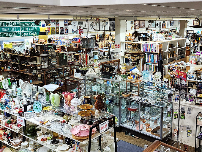 Treasure hunter's paradise! This sprawling space is where Indiana Jones meets your grandma's attic, with surprises around every corner.