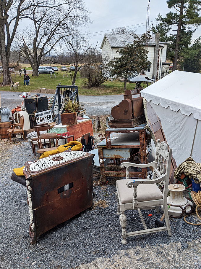 The hunt continues outdoors! Even Mother Nature can't contain the overflow of treasures at Chartreuse & co. Happy hunting!