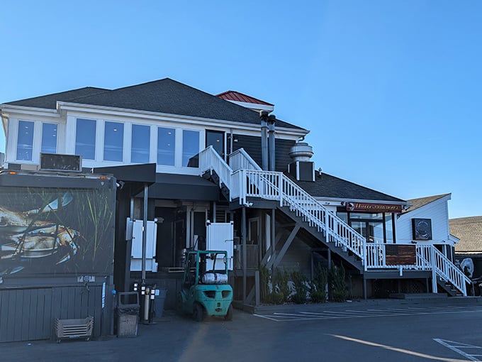 Ahoy, seafood lovers! Harris Crab House stands tall, a beacon of deliciousness beckoning you to dive into Maryland's finest crustacean feast.