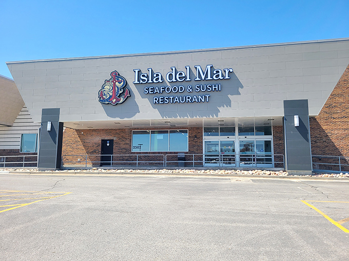 Isla Del Mar: Where seafood dreams come true! This Omaha oasis serves up ocean delights that'll make you forget you're landlocked.