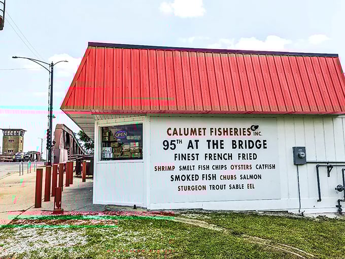 Red roof, white walls, and a menu that reads like a pescatarian's bucket list. Calumet Fisheries is the catch of the day, every day!