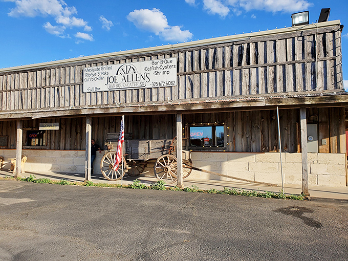 This ain't your average BBQ joint. Joe Allen's rustic charm and mouthwatering aromas promise a true Texan feast.
