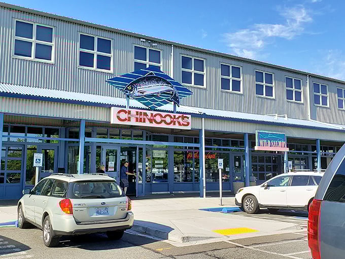 Ahoy, seafood lovers! Little Chinook's is like a fisherman's wharf teleported to the heart of Seattle. Prepare for a nautical feast!