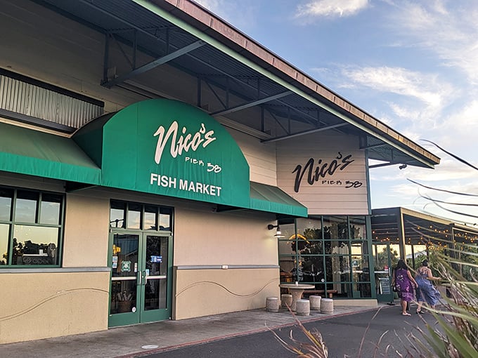 Fish market meets culinary hotspot! Nico's serves up ocean-to-plate delights faster than you can say "Aloha." It's the seafood equivalent of hitting the jackpot.