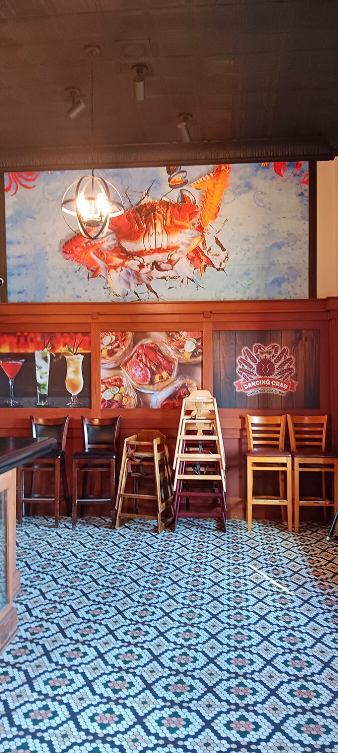 Step into a nautical wonderland where seafood dreams come true. The decor screams "coastal getaway," even in the heart of Kansas!