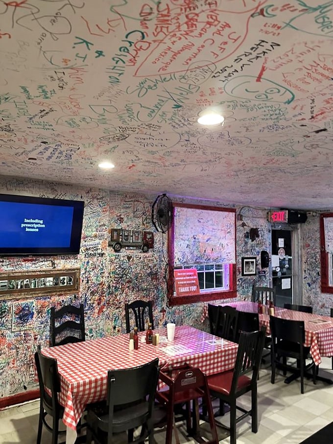 Graffiti gone gourmet! This dining room's walls are a canvas of culinary compliments, turning meal-time into an immersive art experience. It's like eating inside a yearbook &ndash; but tastier!