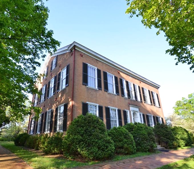 This isn't your average fixer-upper. Bardstown's historic homes are like time capsules, but with better plumbing and Wi-Fi.