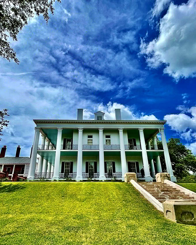 Dunleith Historic Inn: Southern charm on steroids! This antebellum beauty could make Scarlett O'Hara green with envy. Talk about column goals!