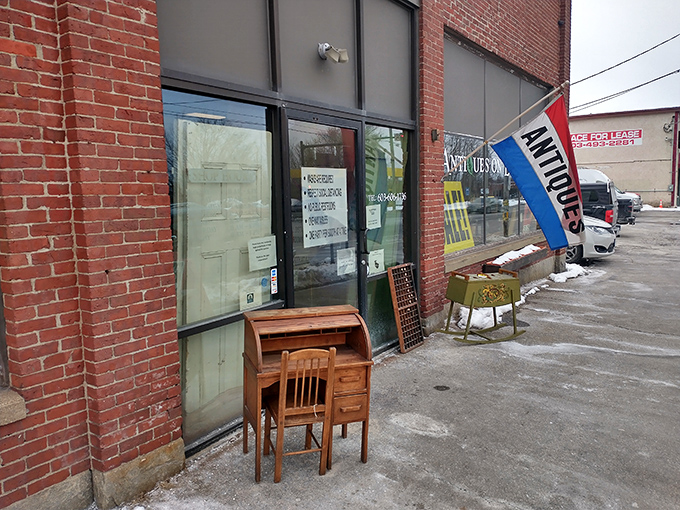 "Knock knock!" "Who's there?" "The past, present, and future of collectibles!" This entrance is your portal to a world of wonder.
