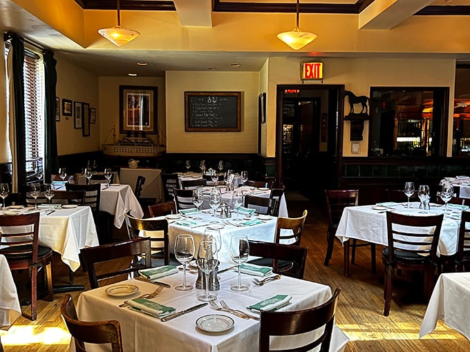 White tablecloths await discerning diners in this classic dining room where power lunches and anniversary dinners have unfolded since 1977.