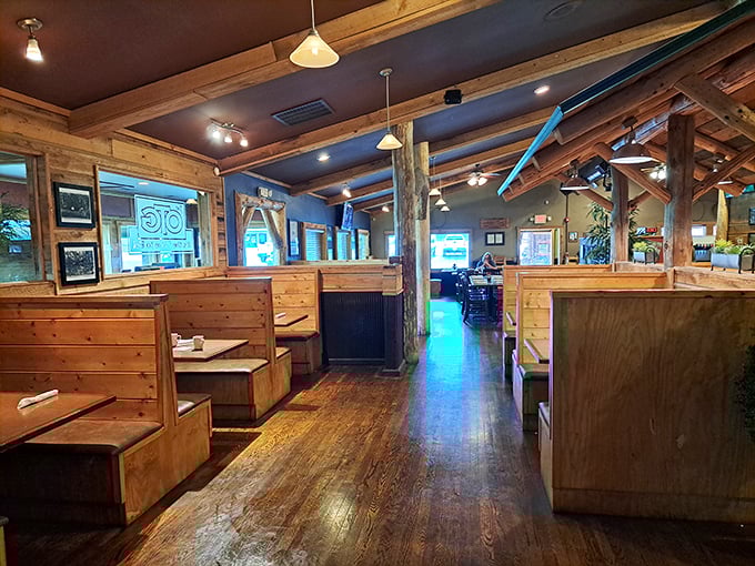 Step into a wood-lover's dream! This cozy interior feels like dining inside a giant, delicious log cabin – minus the splinters, plus the sizzle.