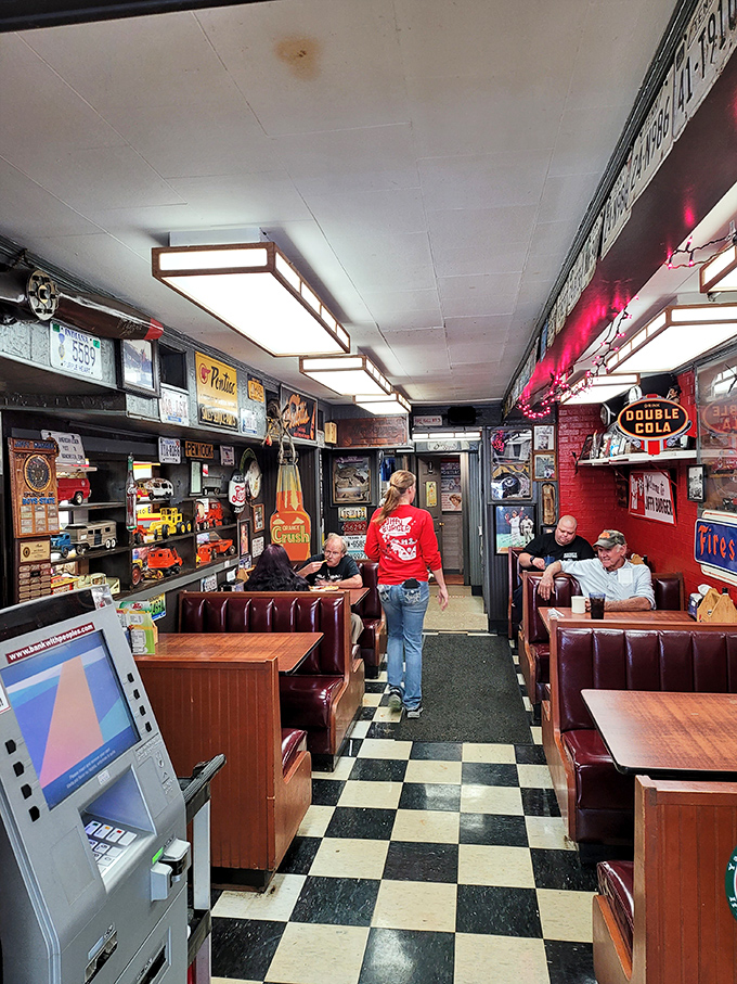 Step into a time capsule of Americana. Jiffy Burger's interior is a feast for the eyes, with vintage signs and memorabilia that'll make you nostalgic for simpler times.