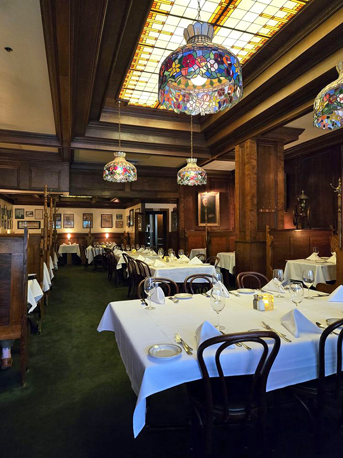 Tiffany lamps and dark wood paneling? It's like dining in a Gatsby-era speakeasy, but with better seafood.