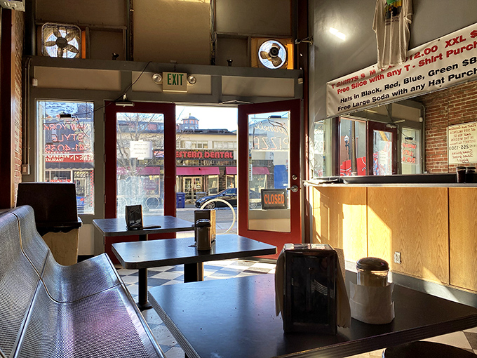 Step into pizza paradise! Arinell's no-frills interior lets you focus on what really matters – that heavenly aroma of fresh pies.