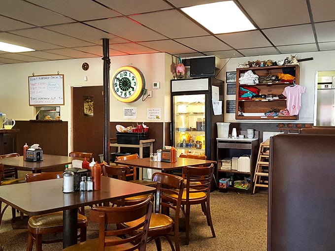 Step into a time machine disguised as a diner. This cozy interior whispers tales of countless satisfied customers and finger-licking feasts.