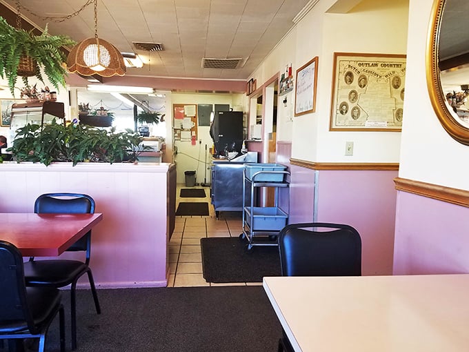 Step into a time capsule of cozy Americana. Arshel's interior is where Norman Rockwell meets your grandma's kitchen, with a side of small-town charm.