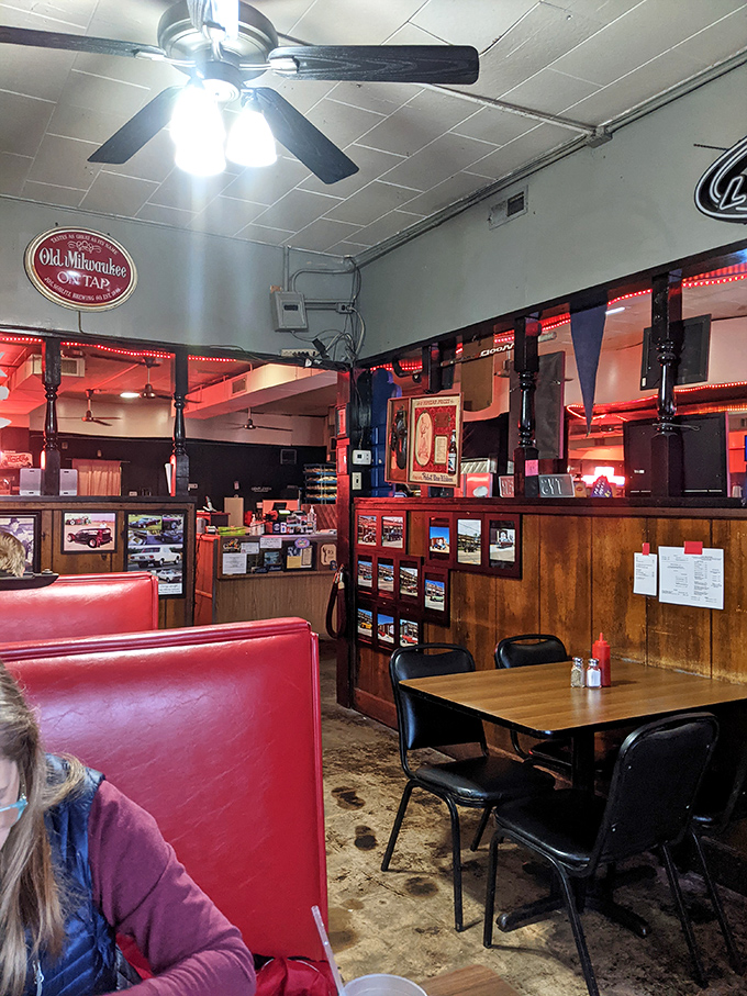 Neon lights, vinyl booths, and the promise of deliciousness – Ty's interior is a love letter to classic Americana. Grab a seat and prepare for burger bliss!