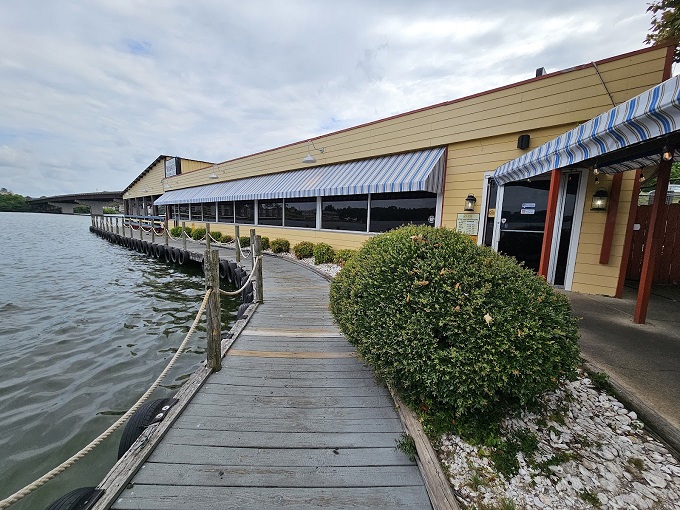 Ahoy, seafood lovers! This lakeside gem serves up coastal vibes with a side of Arkansas charm. Boats and bites &ndash; what's not to love?