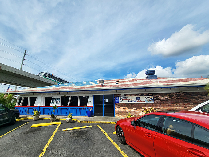 Holy cannoli! Boston's Pizza brings East Coast flavor to the islands. It's like "Cheers" met "Hawaii Five-0" and had a delicious pizza baby.