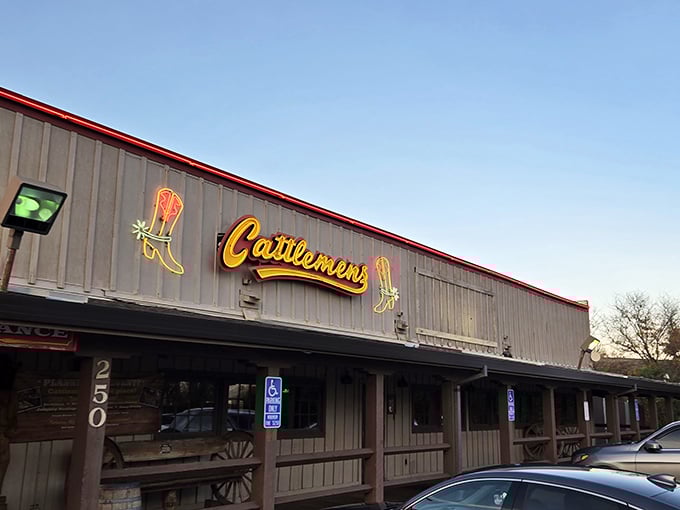 By day, it's unassuming. By night, it's a beacon of hope for the steak-starved masses. Cattlemen's delivers.