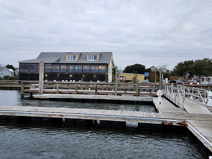 Dock and dine in style! Saltwater Grill serves up seafood with a side of breathtaking vistas that'll have you feeling like a coastal royalty.