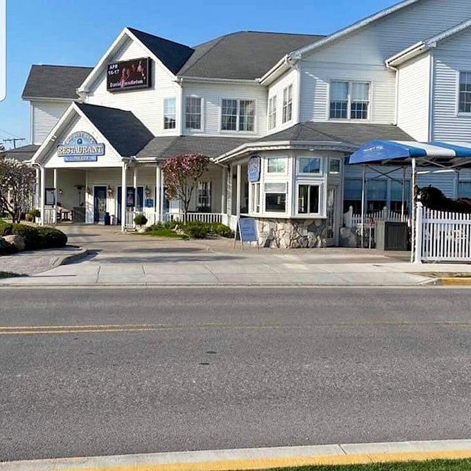 The Blue Gate Restaurant: where comfort food gets a PhD in deliciousness. Prepare for a feast that'll make your grandma's cooking seem like fast food!