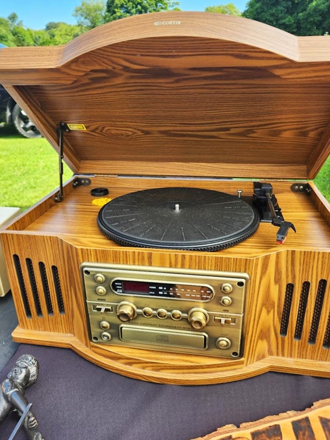 Vinyl enthusiasts, rejoice! This retro record player is ready to spin your favorite tunes, transporting you back to the golden age of analog sound.