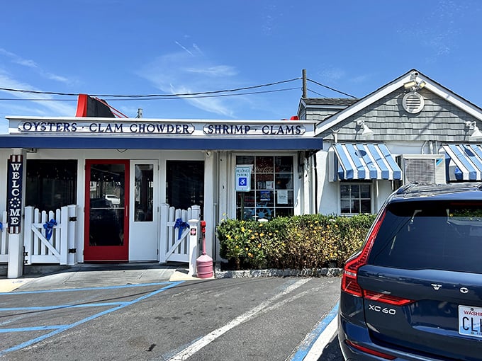 No frills, all thrills! Bigelow's simple storefront hides a treasure trove of crispy, golden clam perfection inside.