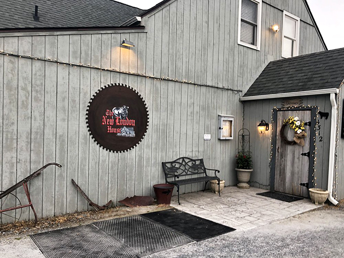 The New London Steak House: Proof that you should never judge a book by its cover... or a steakhouse by its siding!