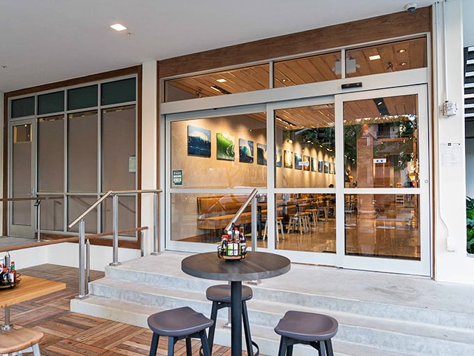 Paia Fish Market Waikiki: Surf's up, and so is the flavor! This laid-back eatery brings a taste of Maui to the bustling streets of Waikiki.