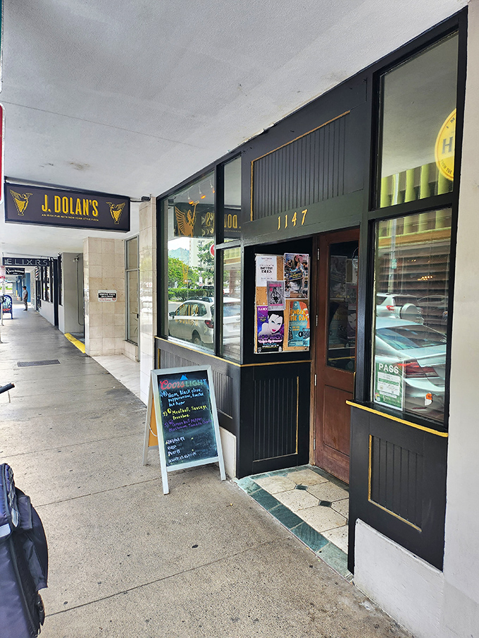 Fuggedaboutit! J. Dolan's brings a taste of Little Italy to the big island. It's like the Godfather decided to retire in Hawaii and opened a pizzeria.