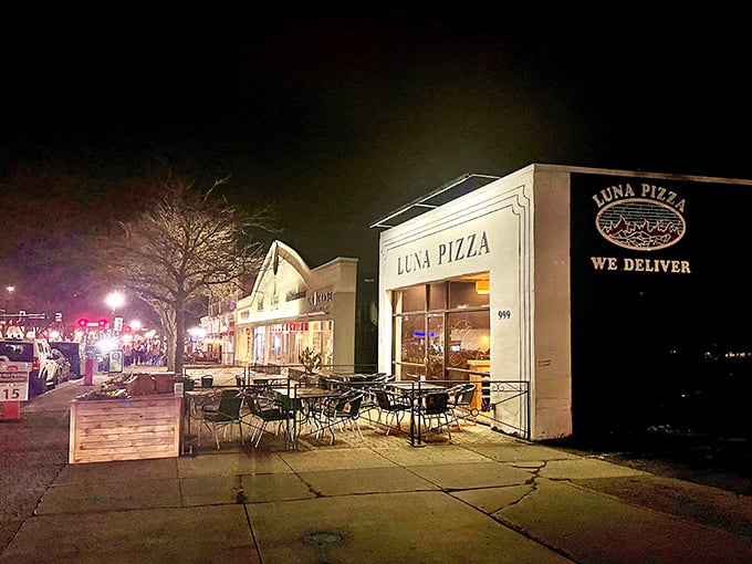  Luna's outdoor seating: Where pizza meets al fresco perfection. It's like dining in a quaint Italian piazza, right in West Hartford!
