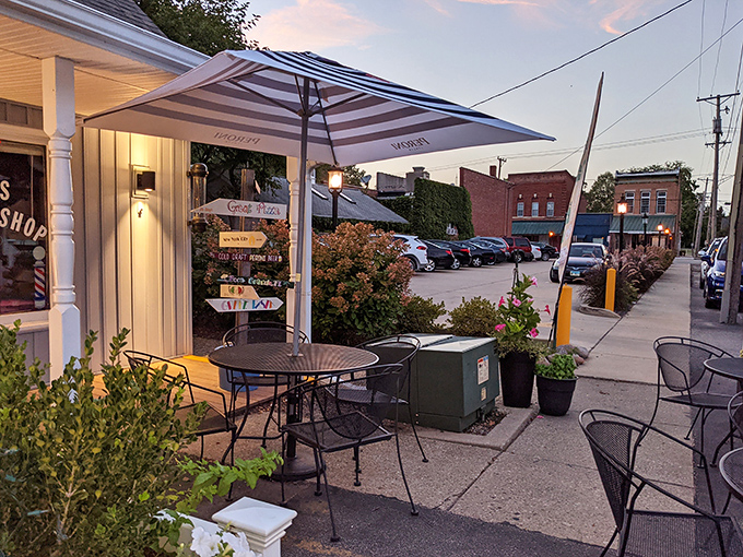 Flower boxes, white picket fences, and pizza? Razzo's is the Norman Rockwell painting of pizzerias, but with better refreshments.