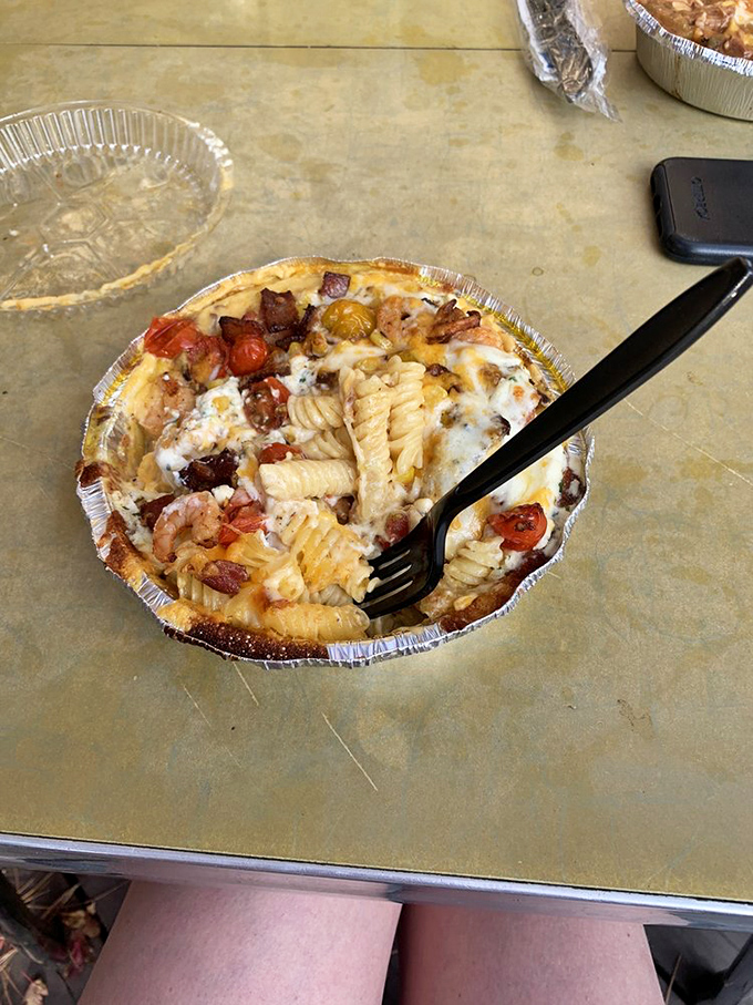 Alabama dreamin' on such a cheesy day. This Southern-inspired mac is like a warm hug from your favorite aunt, complete with crispy bacon bits and juicy tomatoes.