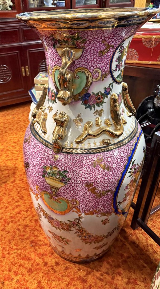 Behold, the vase that launched a thousand dinner parties! It's seen more drama than a soap opera marathon.